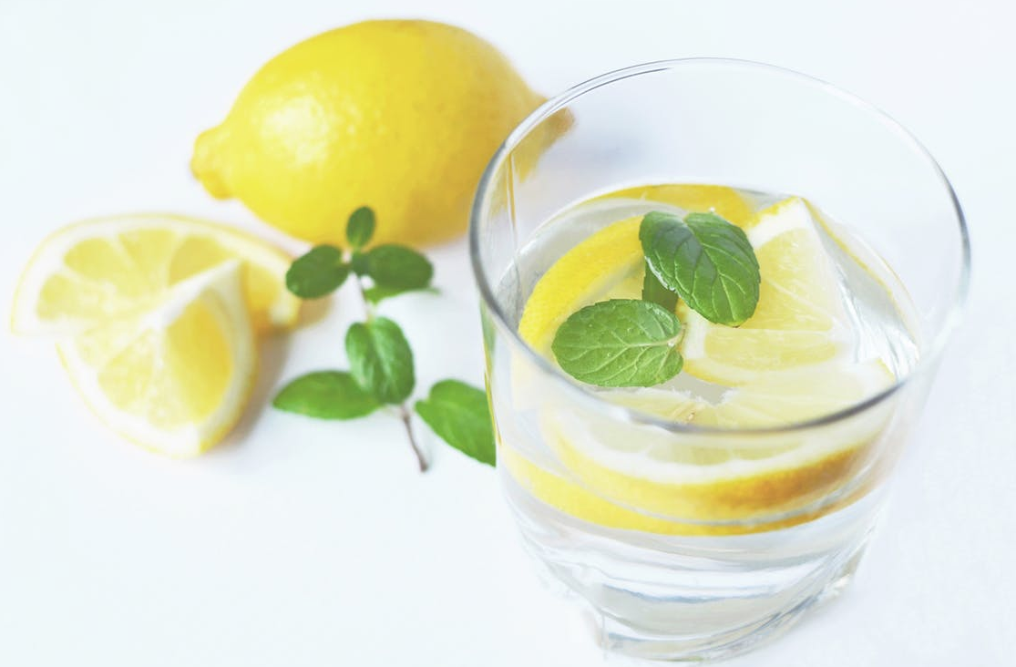 Trinke Zitronenwasser auf leeren Magen und siehe selbst wie gut es dir tut!